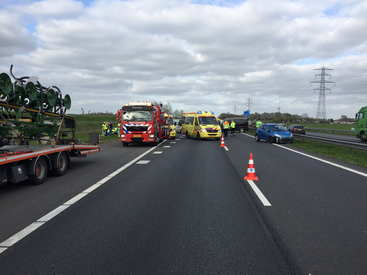 Snelweg A15 deels afgesloten vanwege ernstig ongeluk bij Tiel | Foto ...