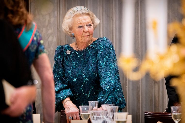 Zoek de verschillen: na 30 (!) jaar heeft prinses Beatrix déze jurk ...