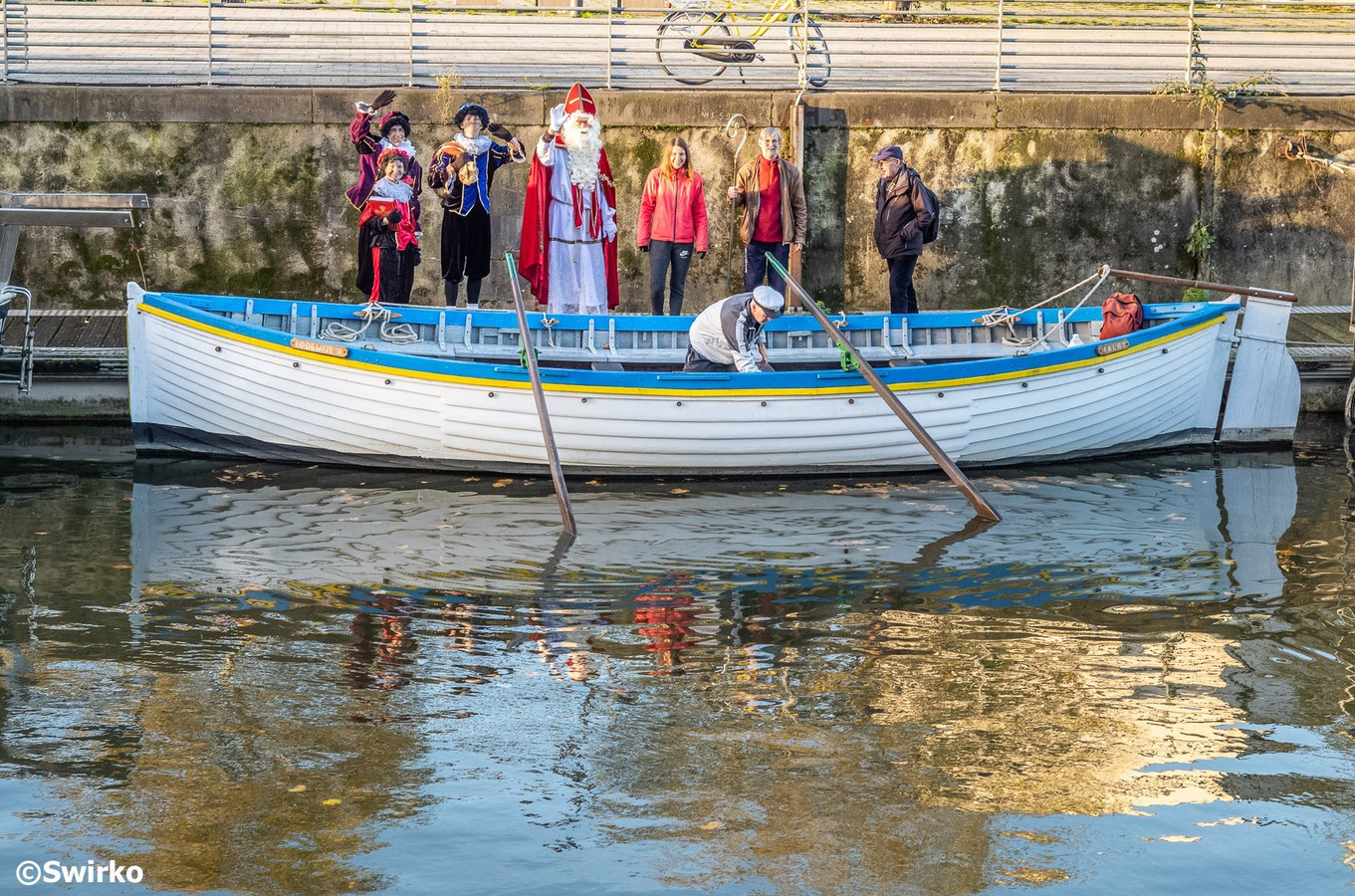 Sint vaart met collegeboot Aalst binnen, SJC-leerlingen geven hem een ...