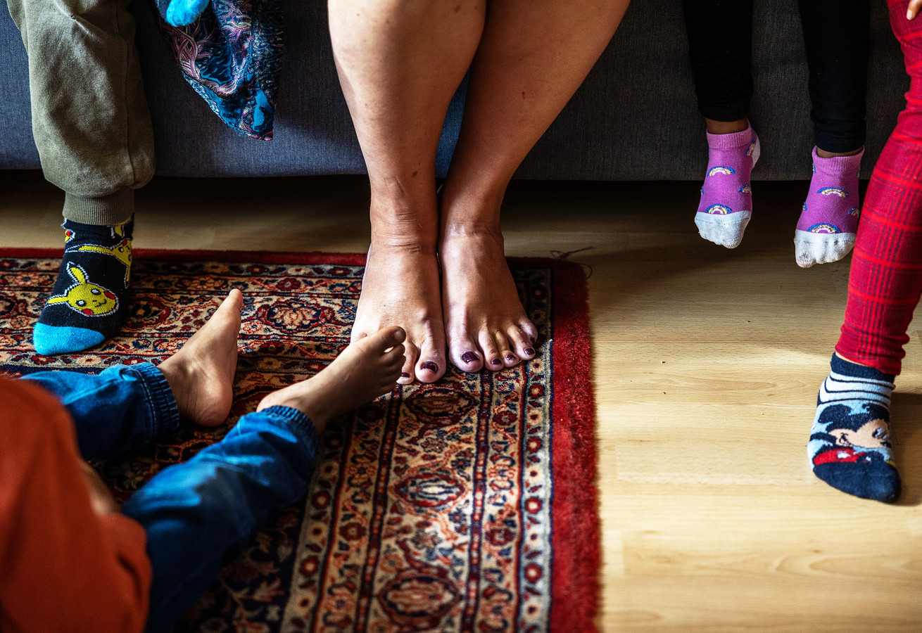 Op blote voeten leest burgemeester Sharon Dijksma voor: ‘Kom vlak bij ... Op blote voeten leest burgemeester Sharon Dijksma voor: ‘Kom vlak bij ...