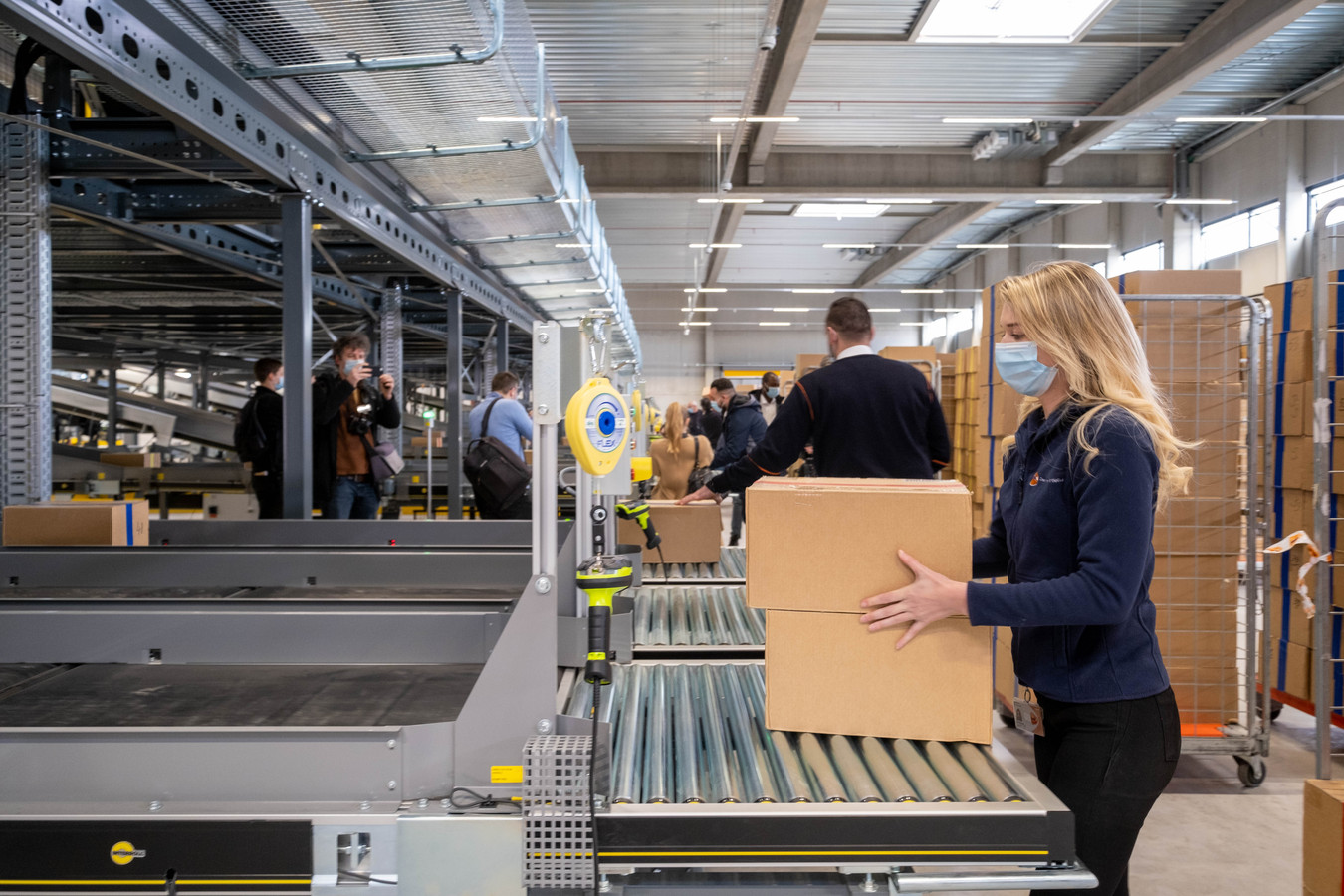 PostNL opent hoogtechnologisch sorteer- en distributiecentrum in De ...