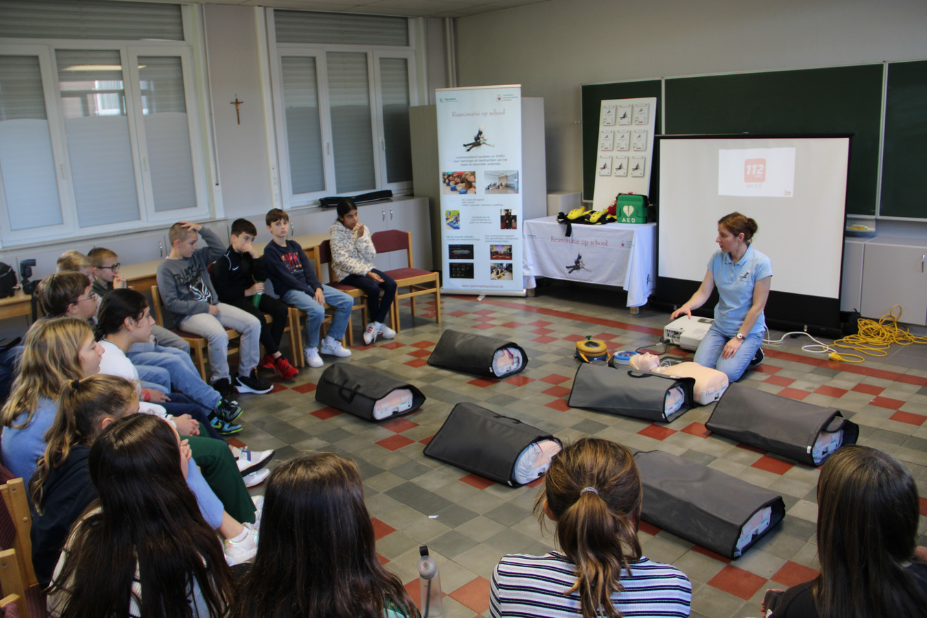 Leerlingen leren heimlich-greep tijdens reanimatielessen | Foto | hln.be