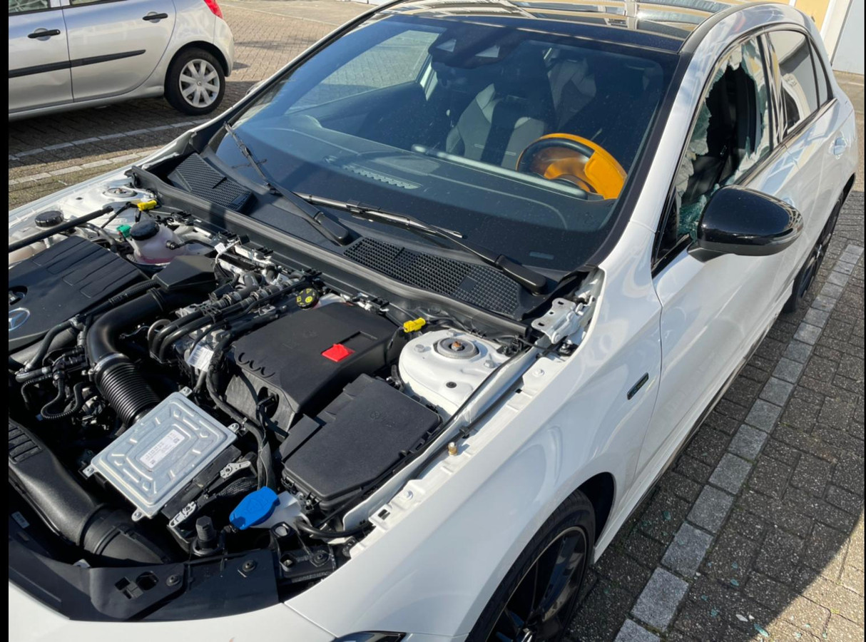 Mercedes-eigenaar vindt zelf daders die zijn motorkap jatten: ‘Als ...