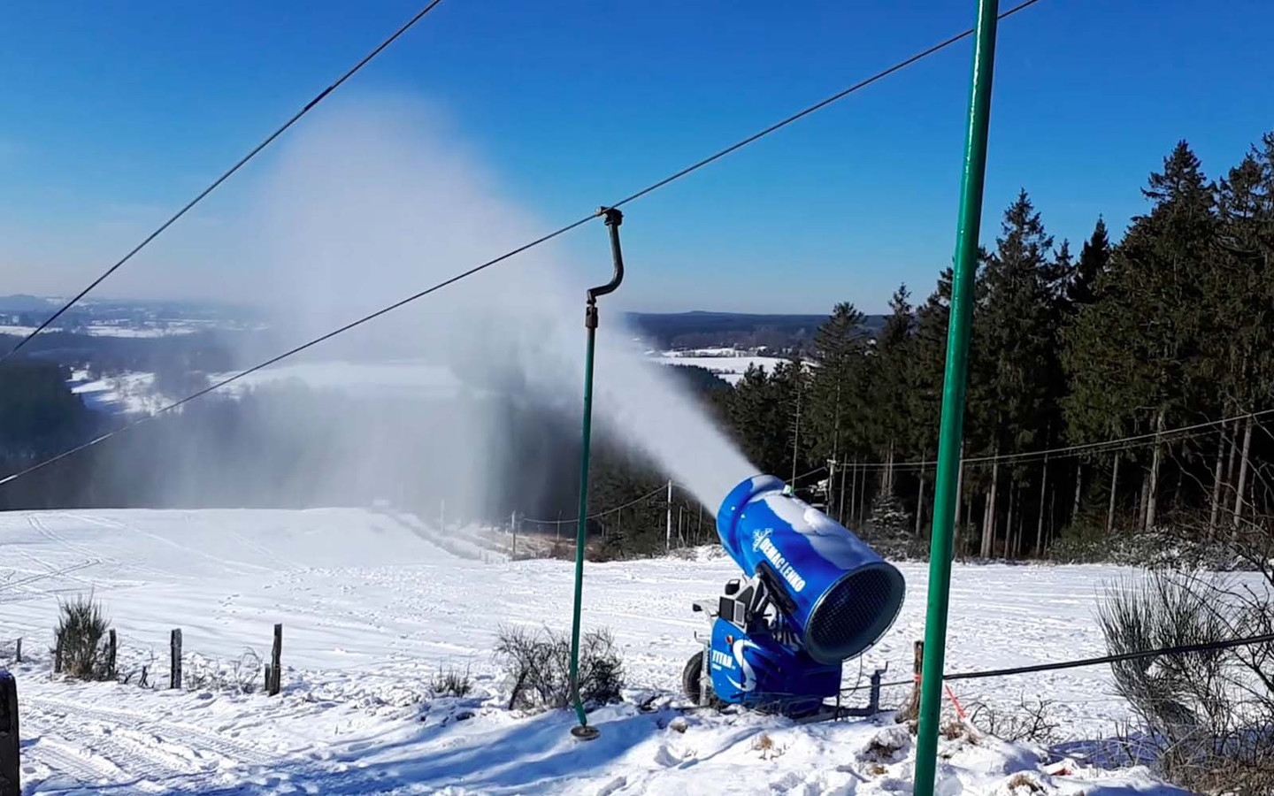 Les pistes de luge et de ski alpin ouvertes à Ovifat grâce au canon à ...