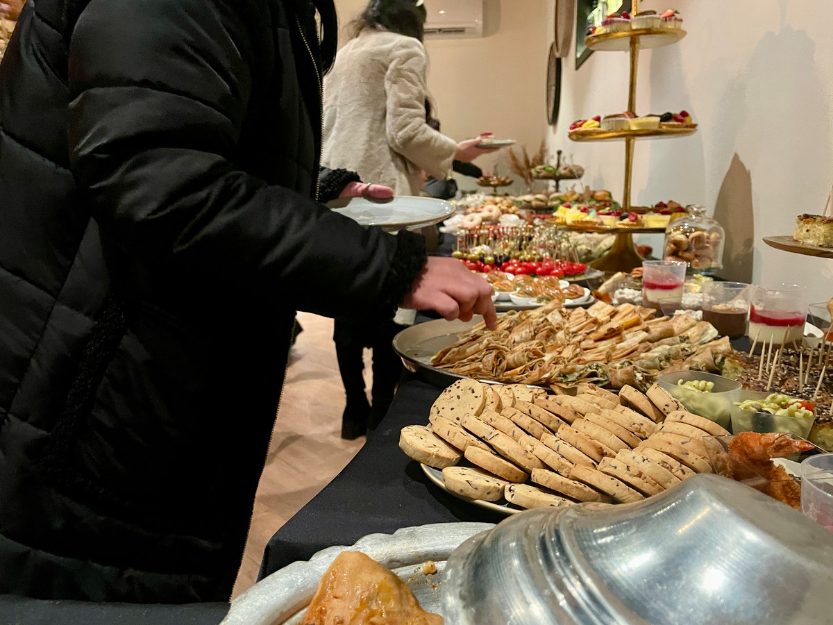 Schepen Souguir opent nieuw Özgem Restaurant: “Als ik in de buurt ben ...