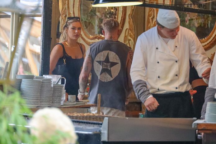 Jutta Leerdam neemt vriend Jake Paul mee naar poffertjeskraam in Laren ...