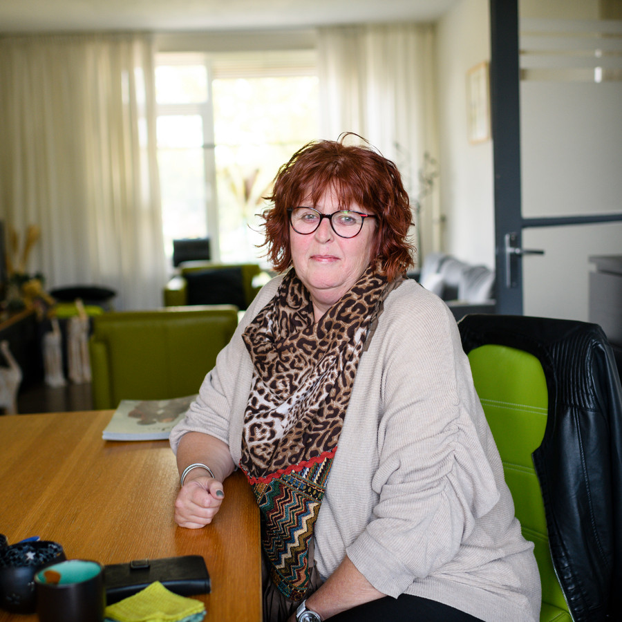 Simone uit Enschede werd 20 jaar lang mishandeld: ‘Eerste klappen kreeg ... Simone uit Enschede werd 20 jaar lang mishandeld: ‘Eerste klappen kreeg ...