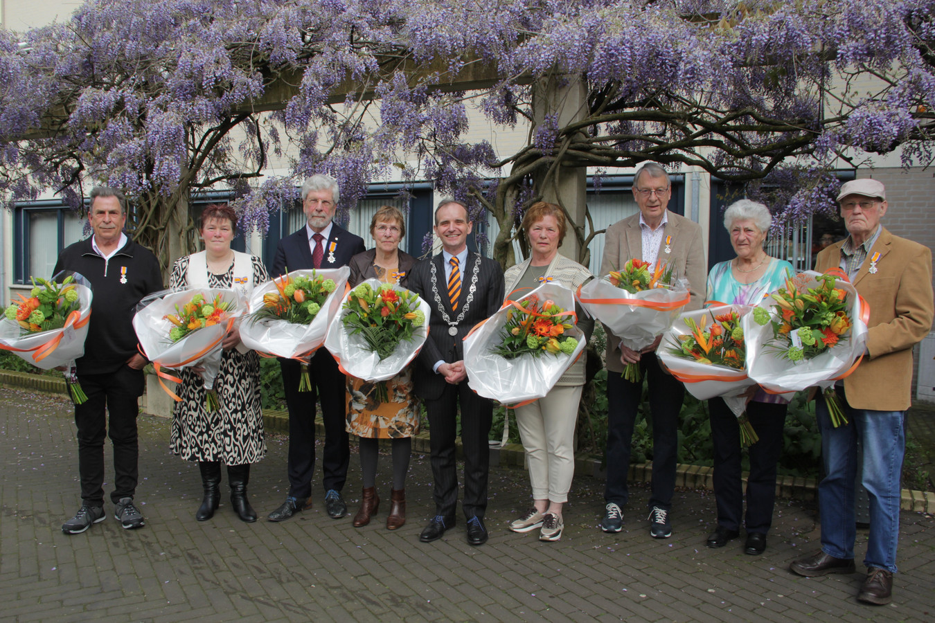 Acht gedecoreerden van Berg en Dal naar gemeentehuis gelokt | Foto ...