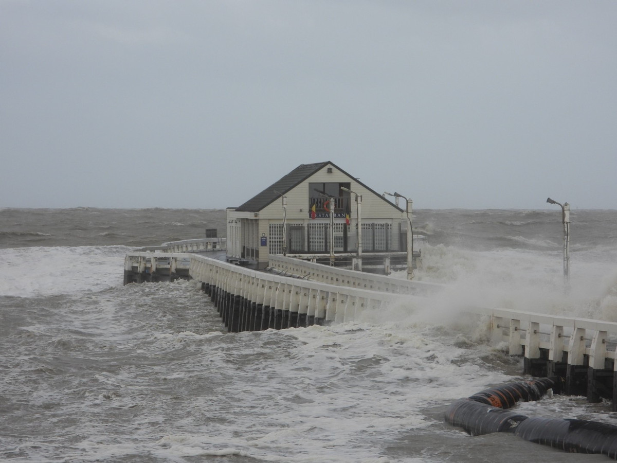 Springtij en metershoge golven zorgen voor spectaculaire beelden in ...