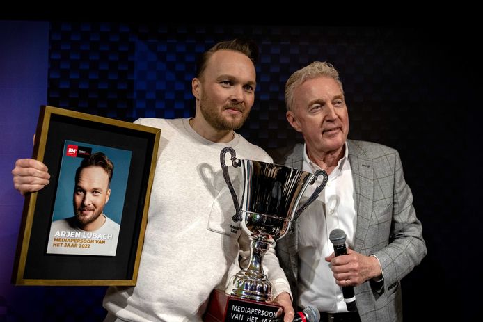 Arjen Lubach deelt in bedankspeech Mediapersoon van het Jaar subtiele ...