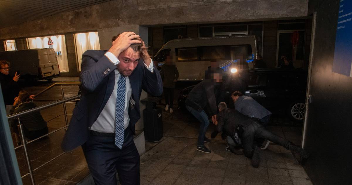 Thierry Baudet op het hoofd geslagen met oranje paraplu voor lezing aan universiteit in Gent ...