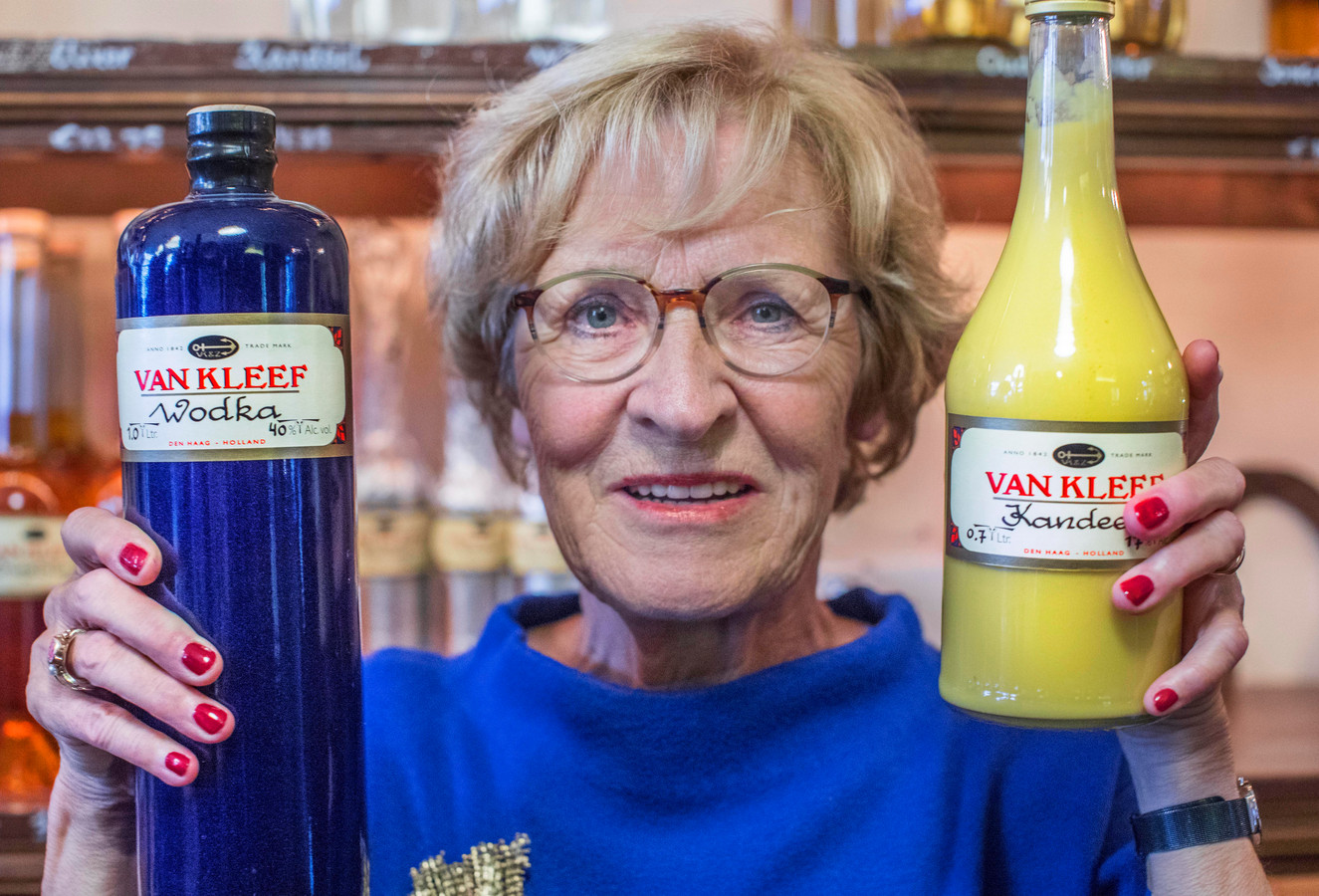 Carla (71) schrijft alle etiketten voor drankmerk met de hand: ‘Ik neem er een glaasje bij ...