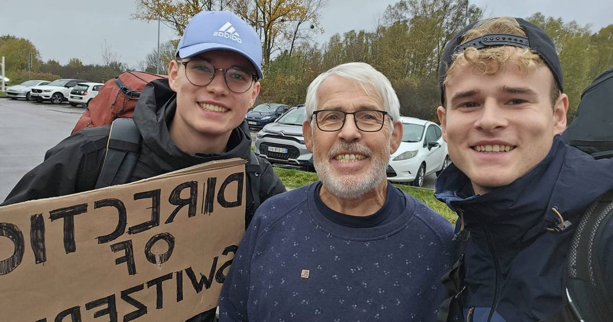 Richard (22) en Patrick (18) uit Yerseke liften helemaal naar Singapore ...