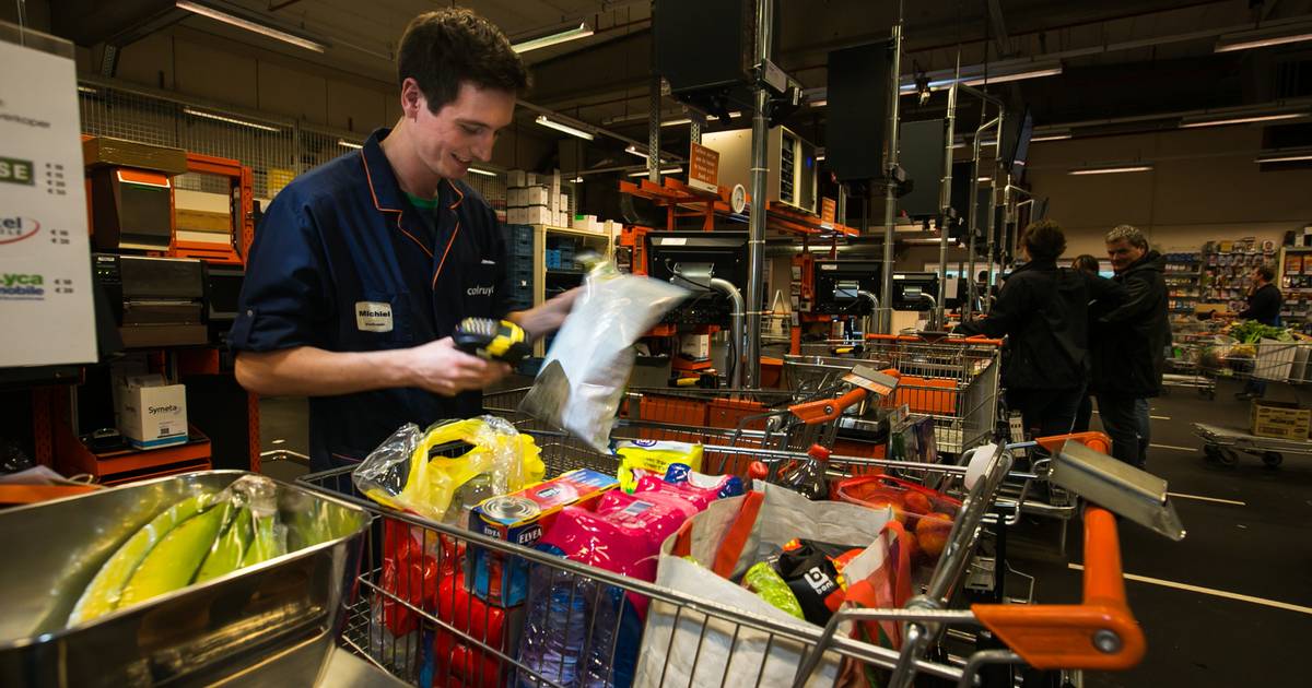 Administratief personeel van Colruyt springt bij in de winkel als ...