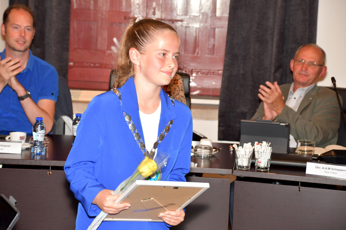 Eva neemt ambtsketting over van Schaphath en is kinderburgemeester van ...