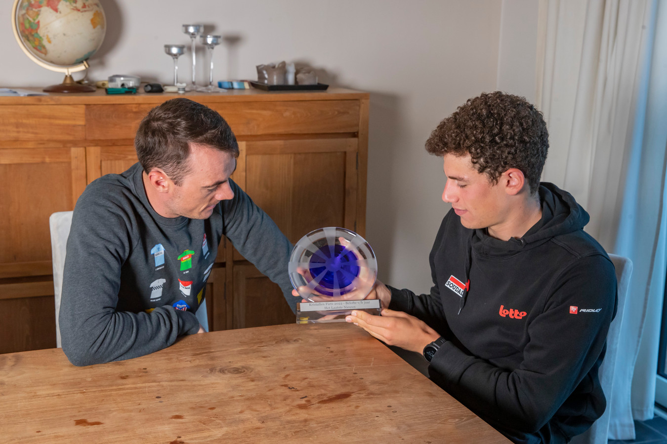Alec Segaert krijgt Kristallen Fiets voor Beste Belofte uit handen van ...