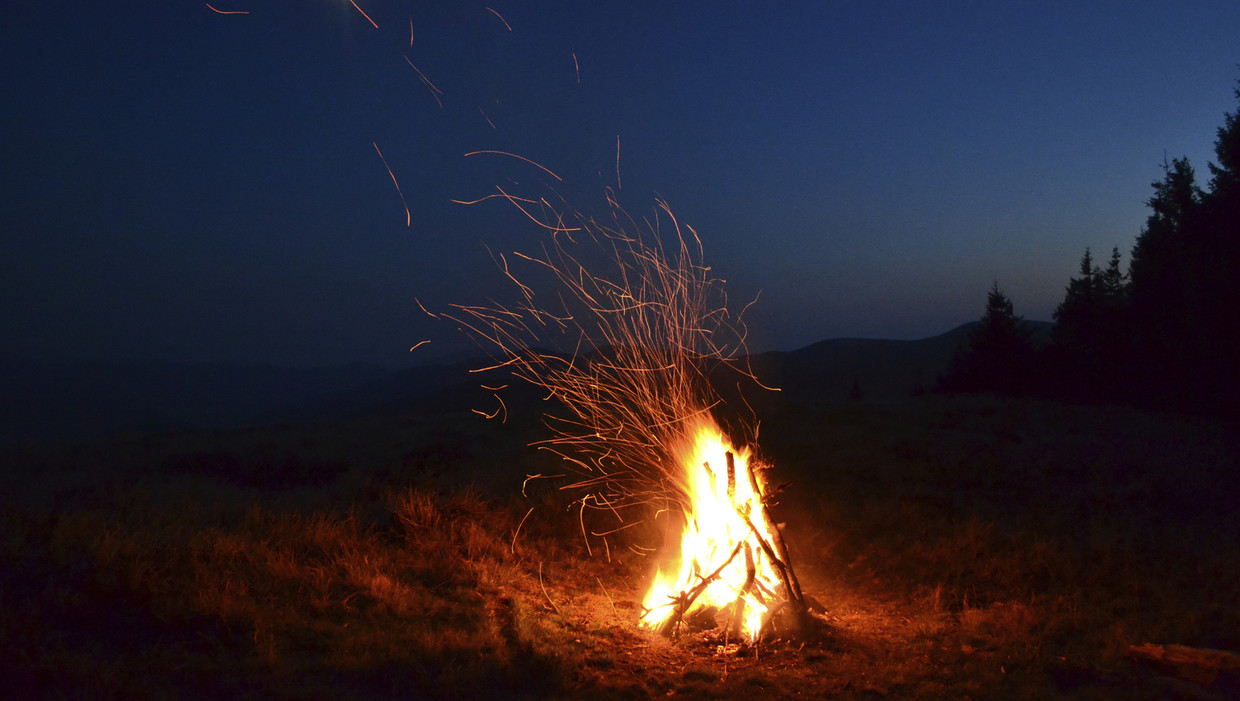 Zo maak je het perfecte kampvuur | De Morgen