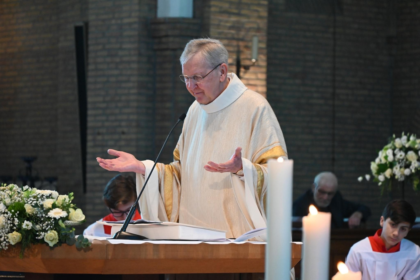 Priester Willy Snauwaert in bloemetjes gezet tijdens laatste misviering ...
