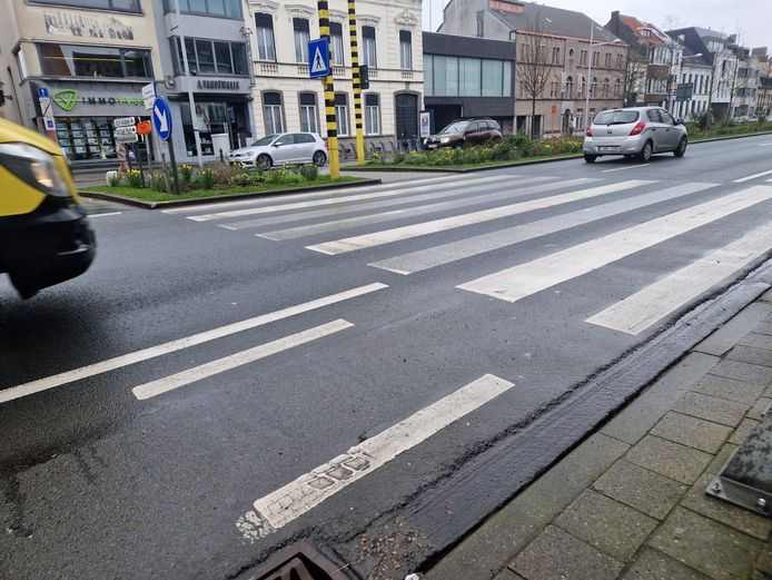 Drie extra ‘gevleugelde zebrapaden’ op N9 in centrum Eeklo | Eeklo | hln.be