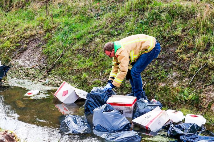 Drugsdumping in Eindhoven: vaten en afvalzakken in stroompje gelazerd ...