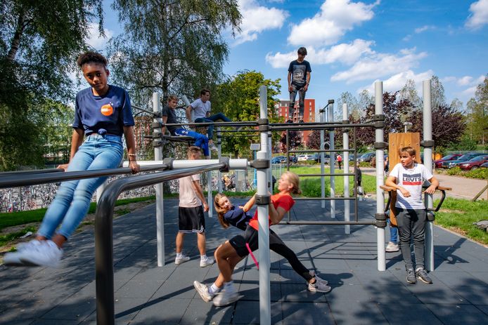 ‘Outdoor’-fitness bij Kandinsky College is nu al een hit | Nijmegen | AD.nl