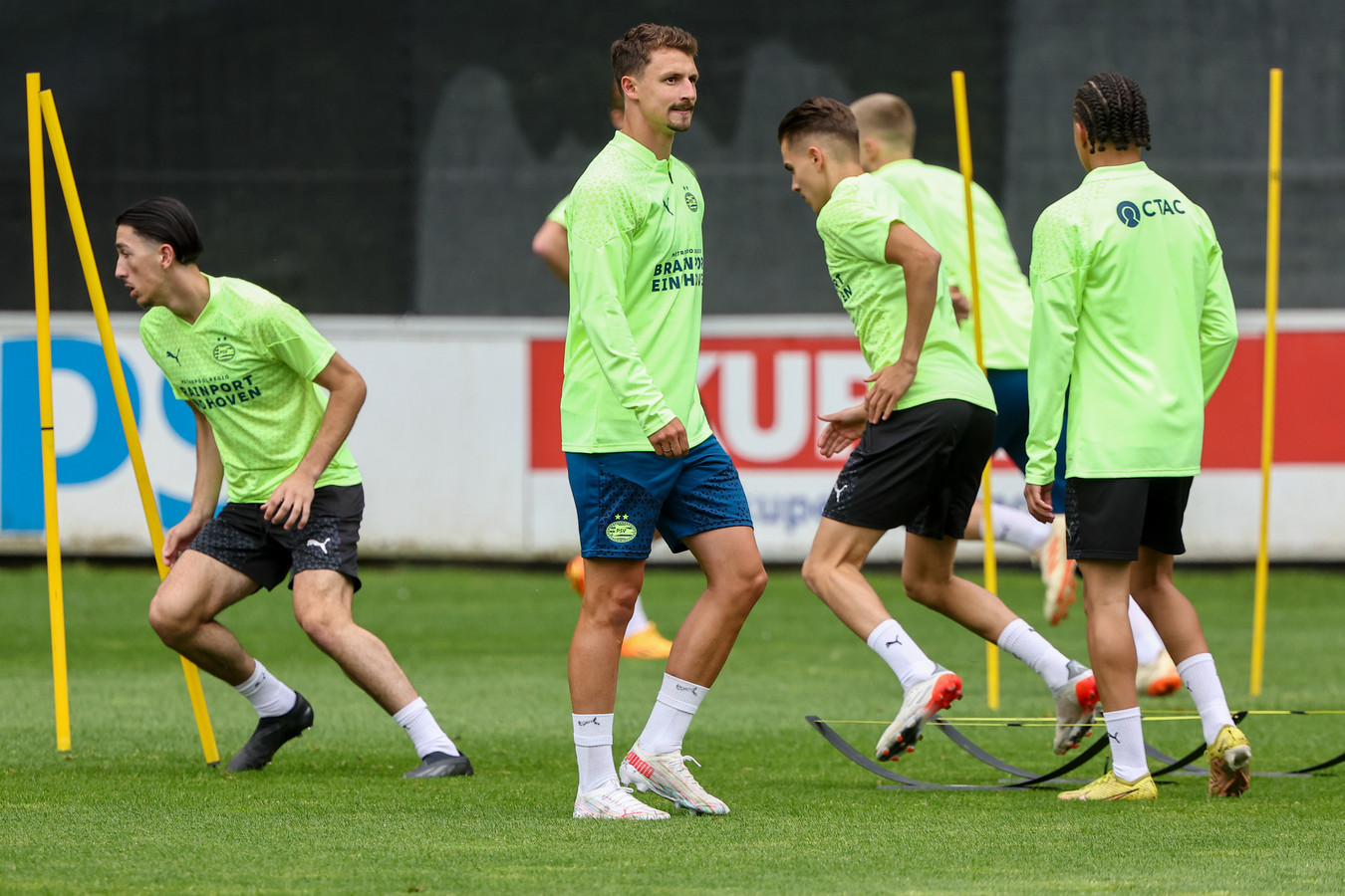 PSV houdt veel ballen in de lucht in Oostenrijk, waar de regenpijp maar ...