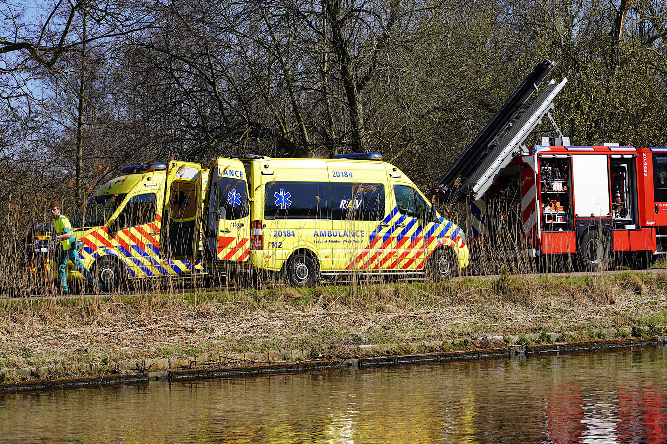 Vrouw overleden nadat auto in Tilburgs Wilhelminakanaal reed | Foto | bd.nl