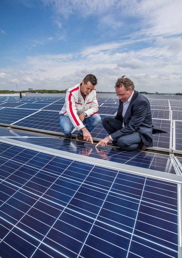'Er zijn nog zó veel platte daken voor zonnepanelen' | Foto | AD.nl