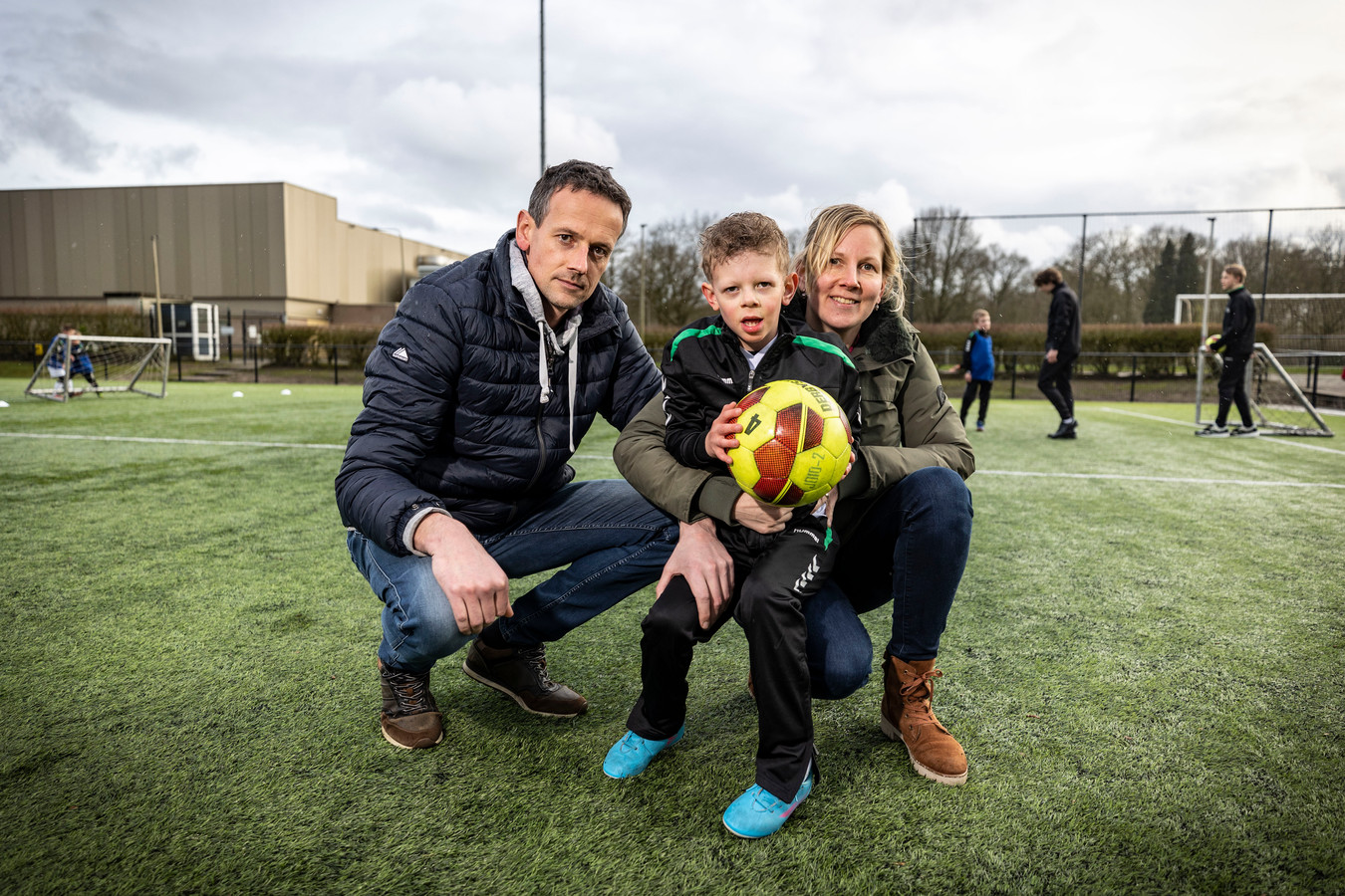 Thomas uit Denekamp kan dankzij SDC’12 nu ook voetballen: ‘Hij hoort er ...