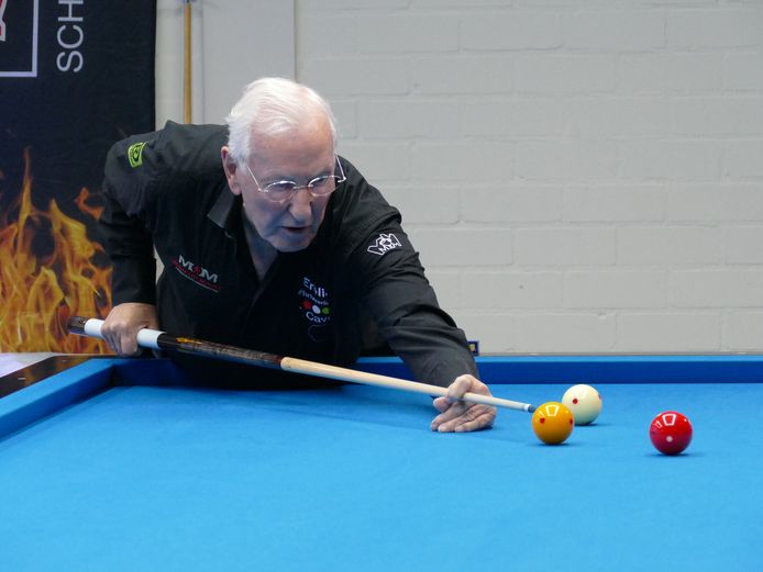 Biljartlegende Raymond Ceulemans (84) bezoekt kroeg in Nijverdal: ‘Ach ...