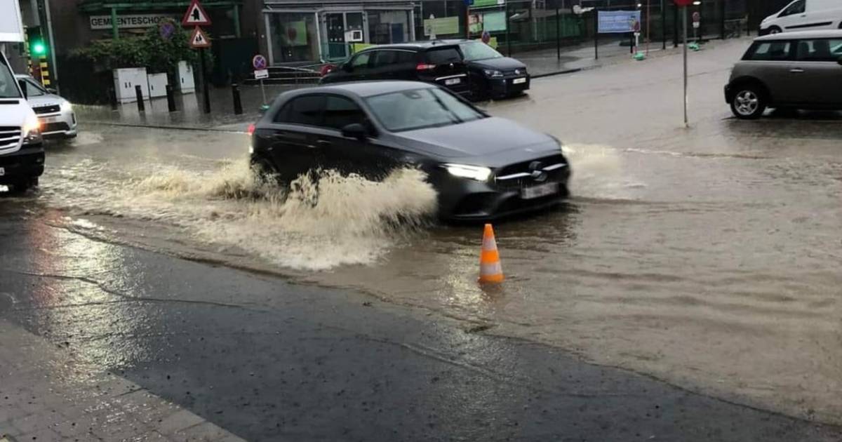 Straten in Dworp staan onder water door regenval | Beersel | hln.be