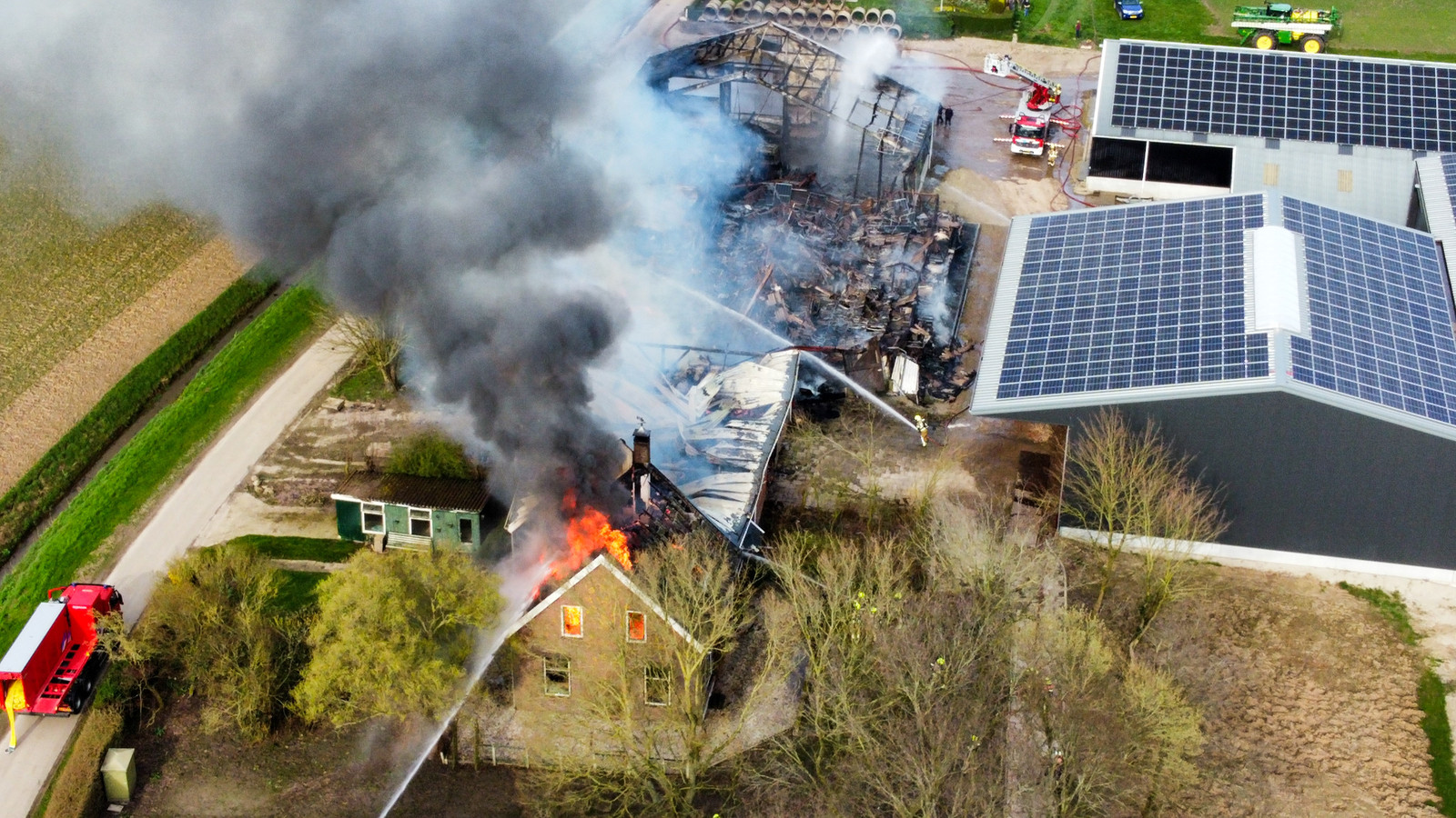 Schuur en woonhuis gaan verloren bij grote brand in Werkendam, ook ...
