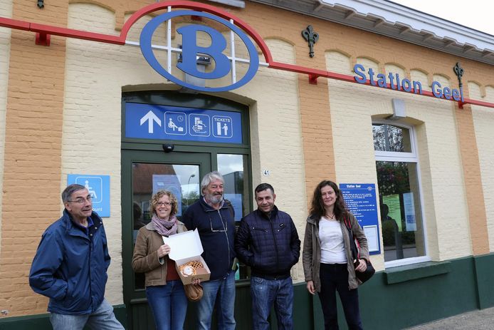 Protest met koffiekoeken tegen sluiting loketten | Geel | hln.be