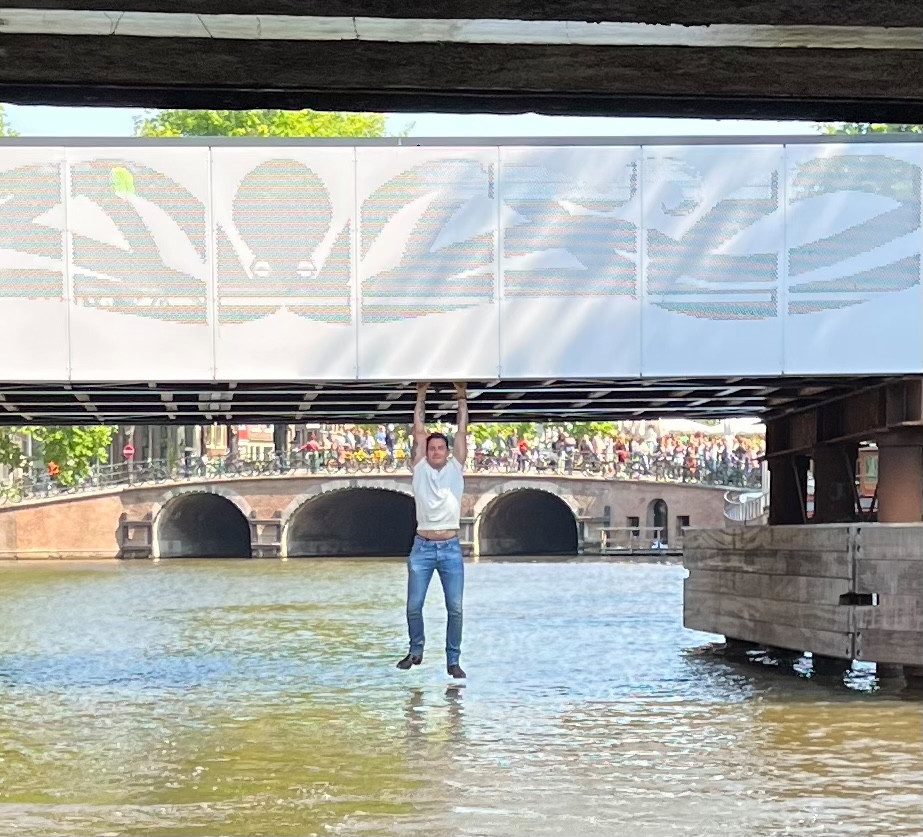Stunt mislukt: Douwe Bob valt van een brug in de gracht | Foto | AD.nl