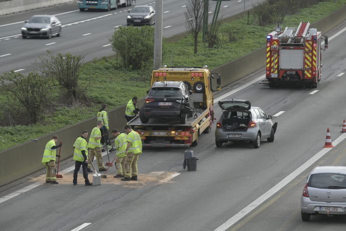 Antwerpse Ring richting Gent tijdlang versperd door ongeval ter hoogte ...