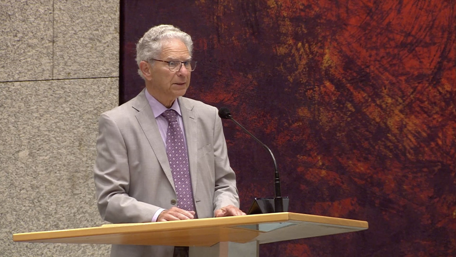 Tien jaar lang vocht Gary tegen hondenbelasting, nu gooit hij de ...