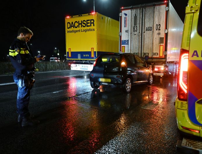 Auto botst achterop vrachtwagen voor verkeerslichten in Oisterwijk | 112 nieuws Oisterwijk | bd.nl