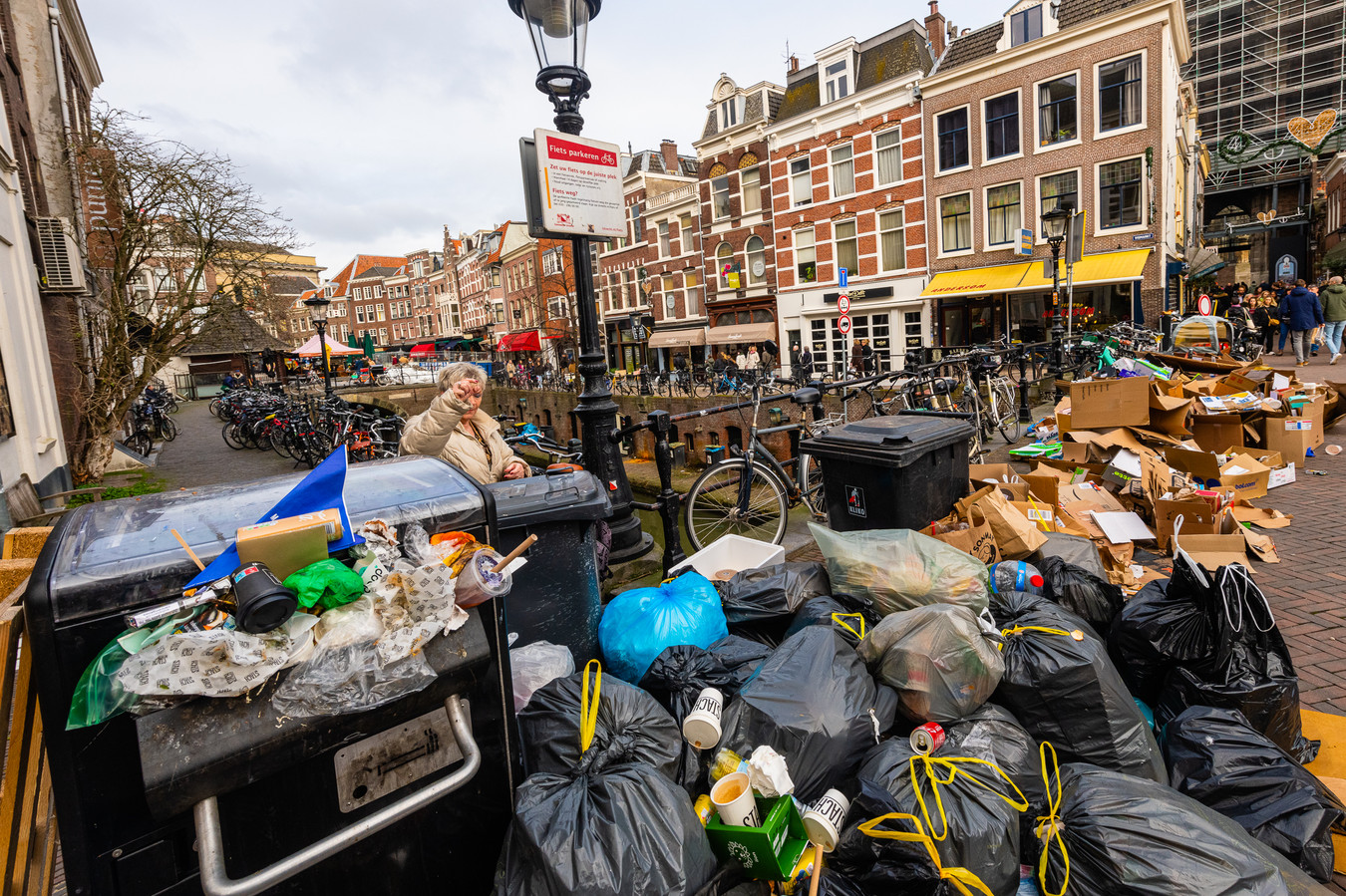 Utrecht is een stinkende vuilnisbelt door staking vuilophalers ...