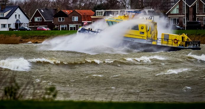 Deze stormfoto's moet je gezien hebben | Zware winterstorm | AD.nl