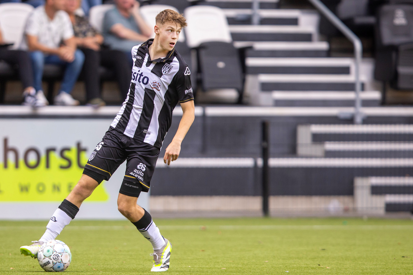 Het voetbalgeluk lacht de jonge Heracles-verdediger Stijn Bultman toe ...