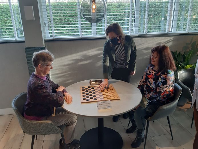 Jacqueline Schouten grijpt koppositie op NK dammen in Zoutelande ...