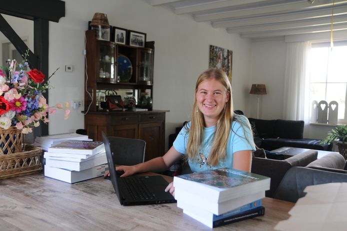 Maya (18) uit Sas van Gent kan nog steeds geen studentenkamer vinden ...