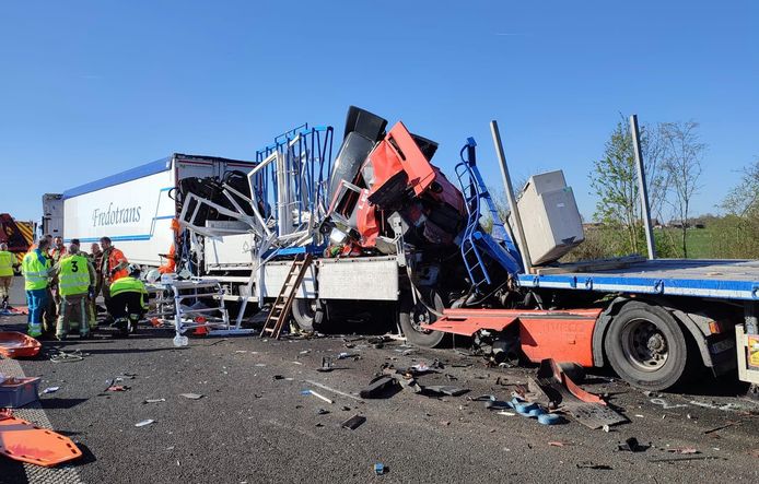 E403 afgesloten na ongevallen in Lichtervelde en Ruddervoorde: drie personen zwaargewond ...