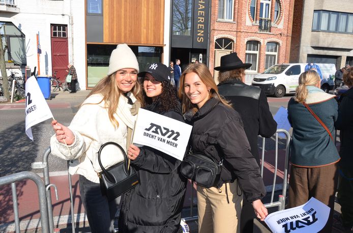 Fanclub Brent Van Moer bouwt feestje tijdens Kruibeekse passage De ...