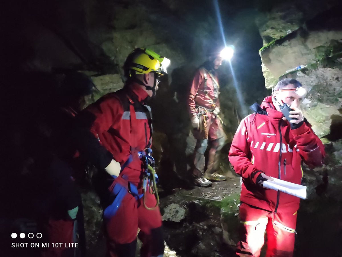 Belgische speleoloog (47) bevrijd uit Franse grot na reddingsoperatie van meer dan 24 uur | Foto ...