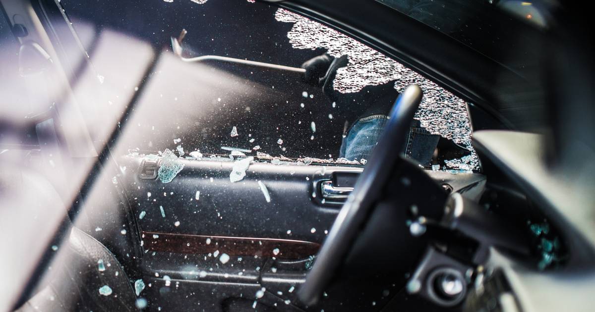 Auto-inbraak op Zeedijk: raam ingeslagen, handschoenkastje doorzocht ...