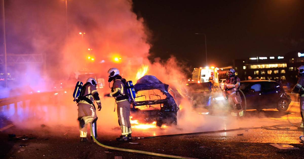 Vrachtwagen rijdt in op meerdere auto's op A1 bij Amersfoort: vier ... Vrachtwagen rijdt in op meerdere auto's op A1 bij Amersfoort: vier ...