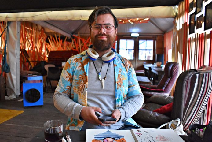 Arnout (21) tekent mensen die hij tegenkomt: 'Ik vind het leuk als ...