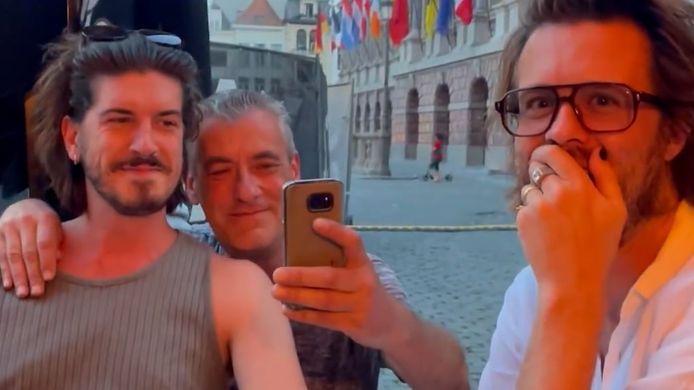 Hilarisch: fan vergist zich en vraagt foto aan vriend van Mathieu ...