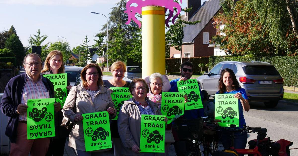 Beweging.net deelt Graag Traag-affiches uit | Izegem | hln.be